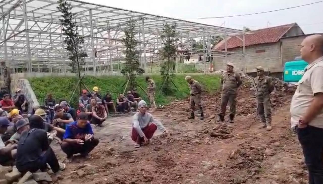 Satpol PP Kota Tangsel Segel Showroom Tak Berizin di Kawasan Ciputat ...
